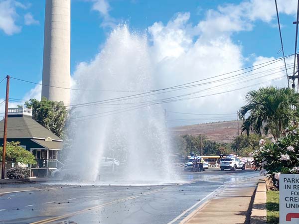 Fire hydrant bursts after being hit by car | News, Sports, Jobs - Maui News